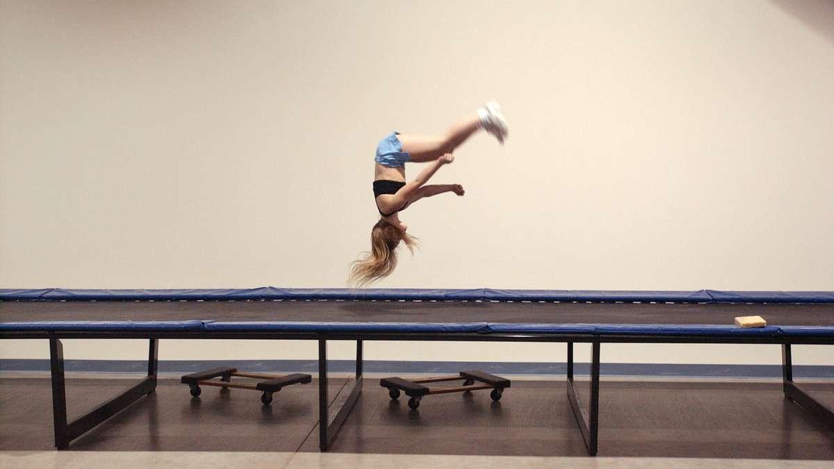 Auf zu neuen Höhen: Vorstufen zum Salto aus dem Mini-Trampolin ...